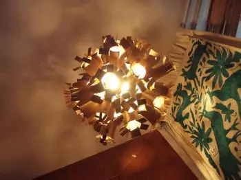 Kartonnen buizenlamp