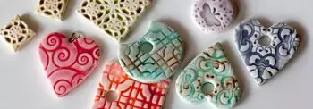 Decoração com suas próprias mãos: pingente de cerâmica artificial