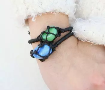 Decoratie met je eigen handen: gevlochten armband met natuursteen