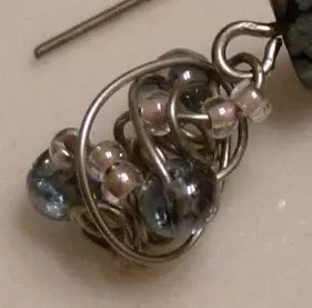 Dekoration med dine egne hænder: Wire øreringe og perler 3652_13