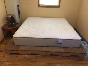 Duke bërë një krevat të madh të paletave prej druri 3692_7
