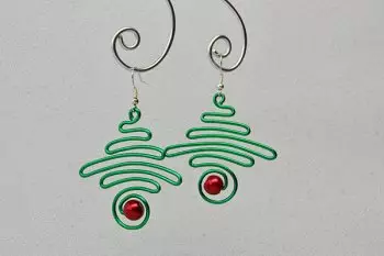 Decorazione con le tue mani: orecchini dal filo sotto forma di un albero di Natale 3699_1