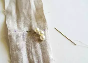 Dekorasyon sa iyong sariling mga kamay: babae pulseras na gawa sa artipisyal na perlas at kadena 3801_3
