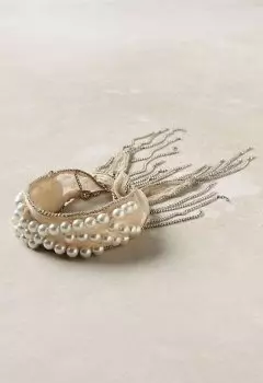 Decoración coas súas propias mans: pulseira feminina feita de perlas e cadeas artificiais 3801_7