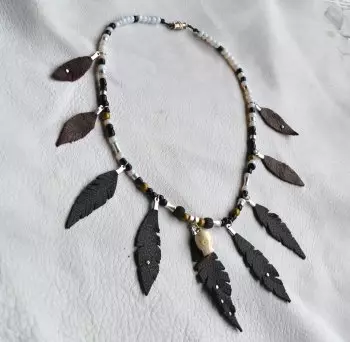 Xemilandin bi destên xwe: Necklace feather feather