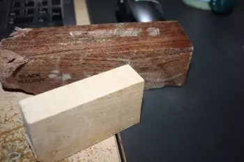 Unazë druri me model keltik me duart e tyre 3972_2