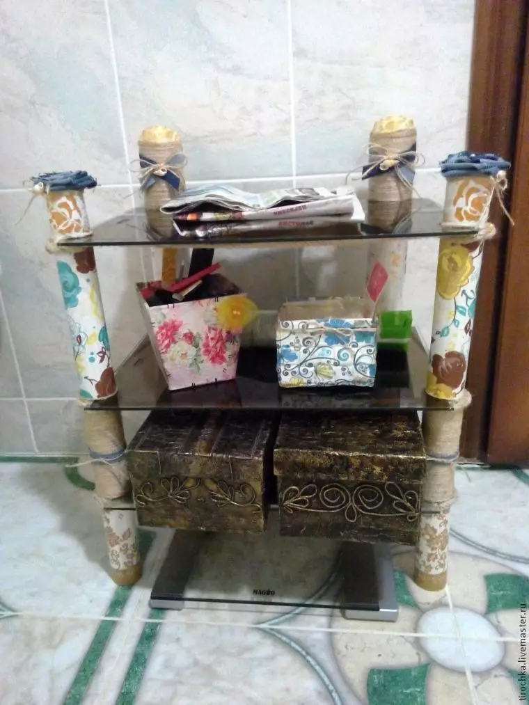 Rak kaca di kamar mandi dengan tangan