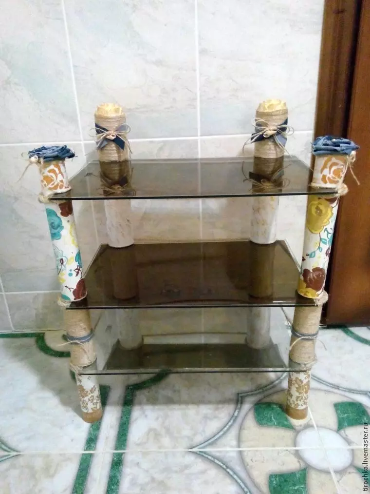 Rak kaca di kamar mandi dengan tangan