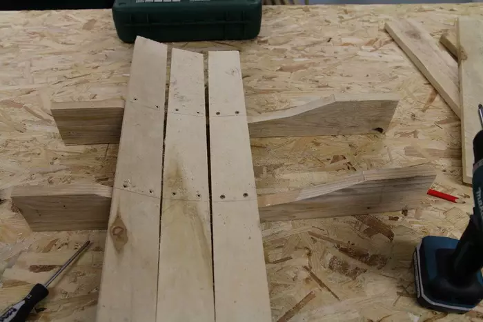 लकड़ी की कुर्सी अपने हाथों के साथ। शुरुआत से अंत तक पूरी प्रक्रिया 5686_15