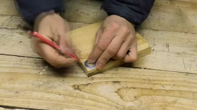 हम एक प्रेसर डिवाइस के साथ एक लकड़ी का कपड़ा बनाते हैं 5894_18