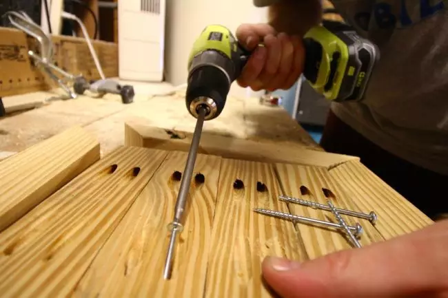 Cómo hacer un taburete independientemente del macizo de madera. 5909_6