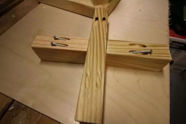 Como independentemente fazer um banquinho do maciço de madeira 5909_8