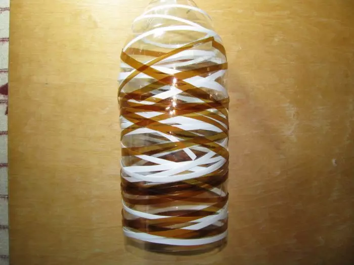 प्लास्टिकच्या बाटलीच्या दिवा दिवे कसे बनवायचे 5958_5