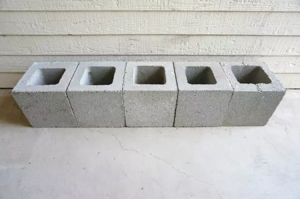 Vertikal hage av betongblokker 6005_4