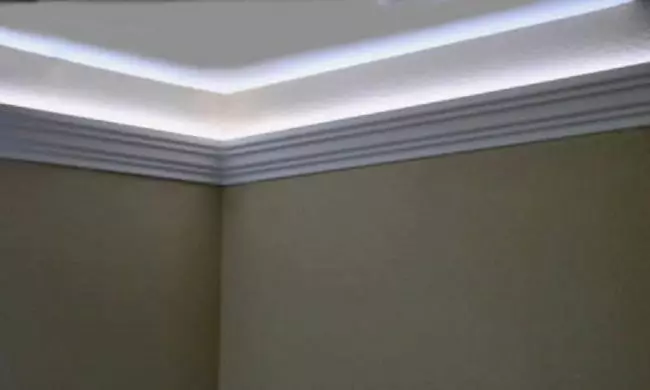 Како да инсталирате LED позадинско осветлување на било кој таван 6032_1