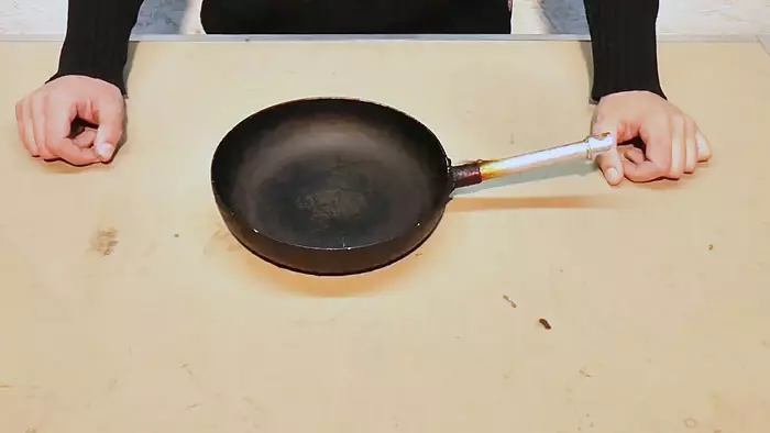 Conas an Pan Frying a ghlanadh ó Nagar gan 