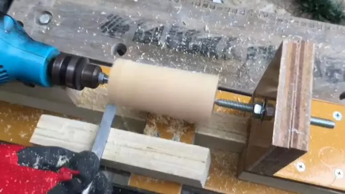 Ang pinakamadaling lathe ng isang drill