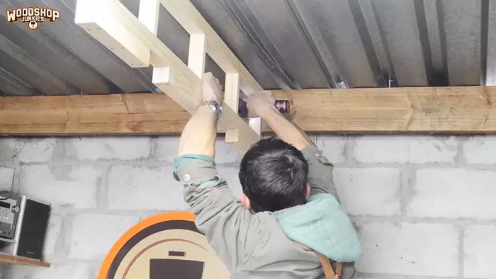 Hoe opschortende planken in de garage of workshop die geen plaats innemen