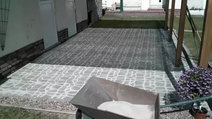 Ang mga kondisyon ng terrace homemade kongkreto tile gawin ito sa iyong sarili 6091_15