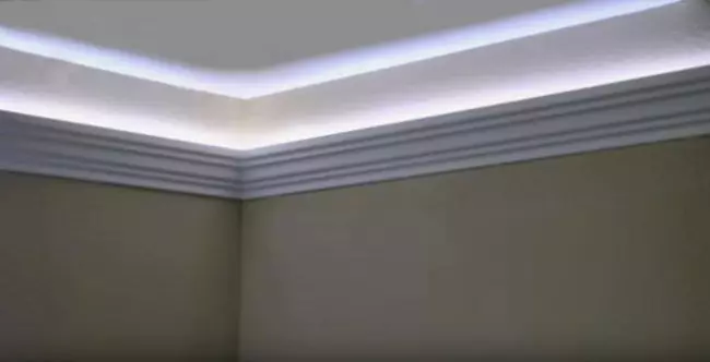 LED-achtergrondverlichting onder elk plafond met uw eigen handen 611_11