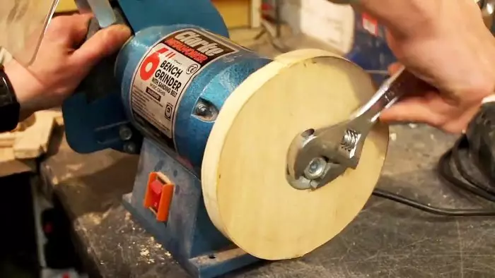 We use a wooden disk for quick knives 6139_5