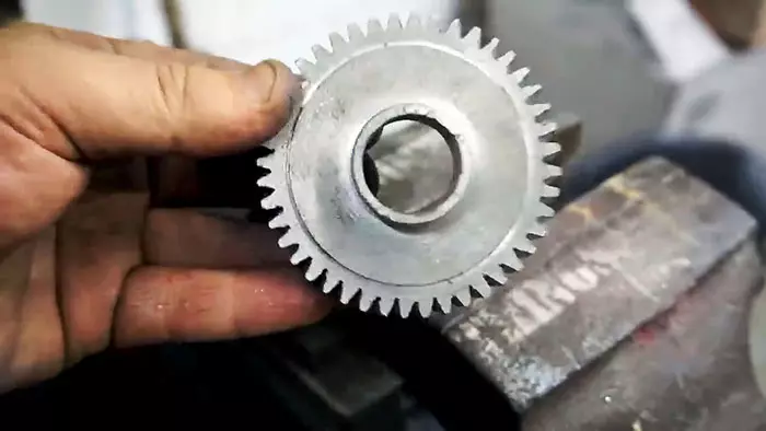 Sanganisa iyo homemade gear kubva aluminium panzvimbo yepurasitiki