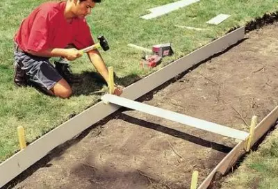 Làm thế nào để tạo ra một con đường vườn bê tông bằng tay của riêng bạn 6228_2