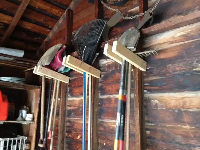 Simple tool hanger in the garage 6258_1