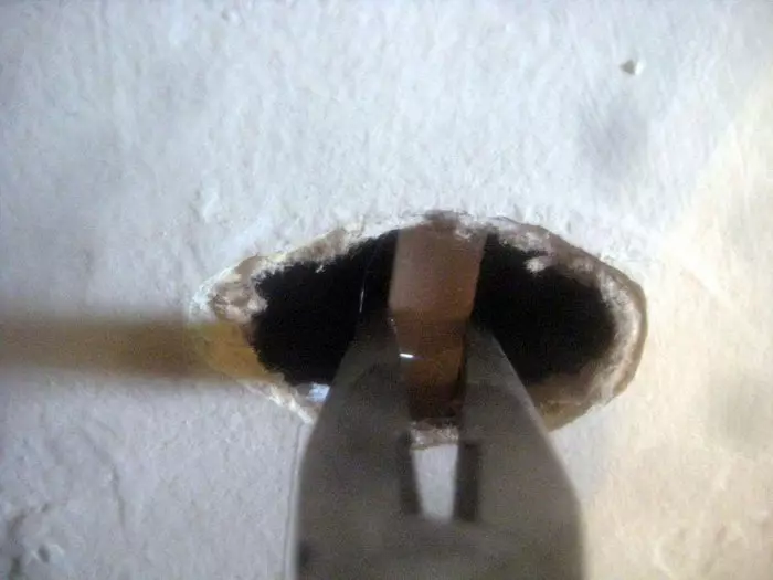 Kā aizvērt nelielu caurumu Drywall 6272_6