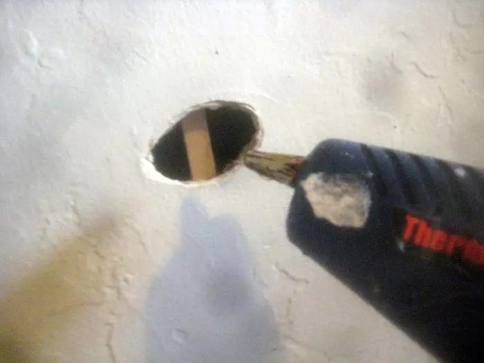 Kā aizvērt nelielu caurumu Drywall 6272_8