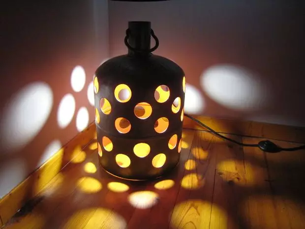 Lámpara en forma de una botella de un cilindro de gas. 6306_1