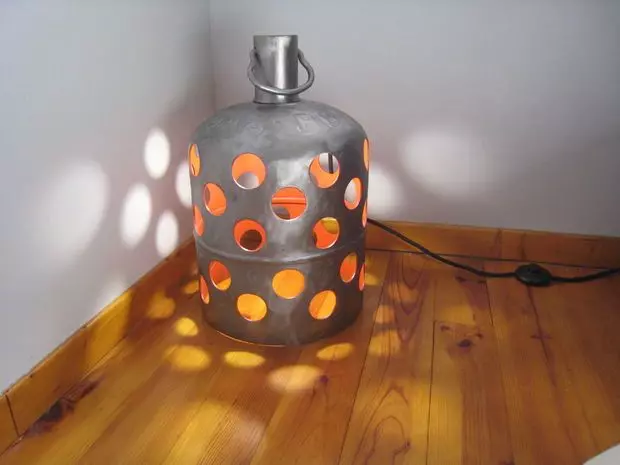 Lámpara en forma de una botella de un cilindro de gas. 6306_2