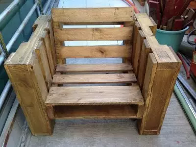 Ginagawa ito ng Pallet Chair.