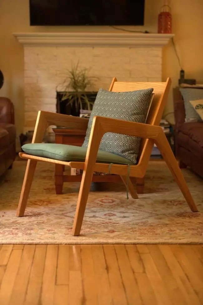 Silla contemporánea para descansar con sus propias manos.