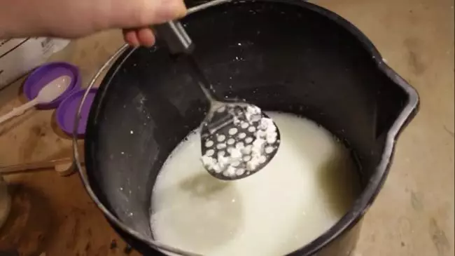 Toepassingen van melk met hun eigen handen 6484_19