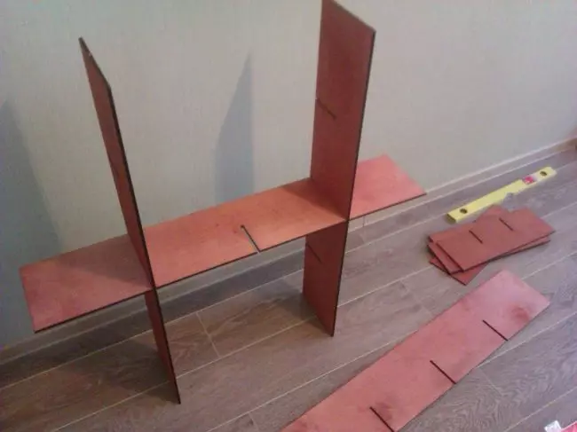 Hindi pangkaraniwang shelves ng plywood. 6588_7