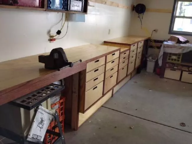 Jednoduché garážové boxy a pracovné stoly 6589_12