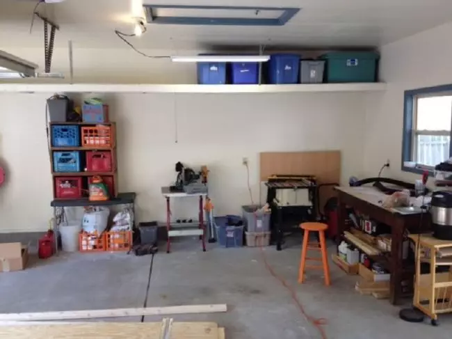 Jednoduché garážové boxy a pracovné stoly 6589_2