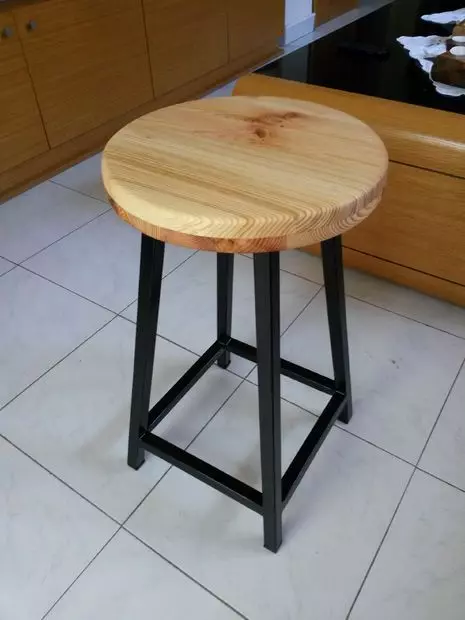 Eenvoudige zelfgemaakte stoel van vierkante buizen 6656_1