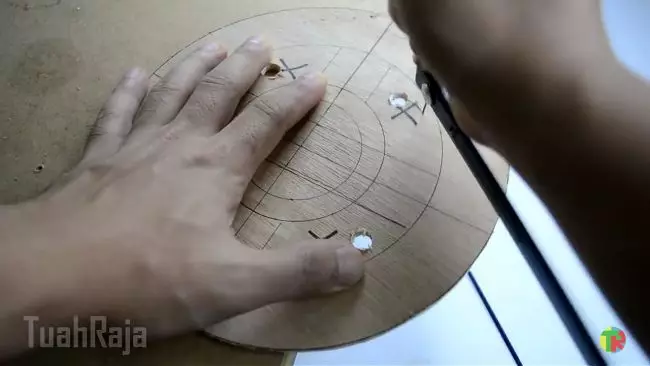Kako narediti preprosto in izvirno uro vezanega lesa 6766_19