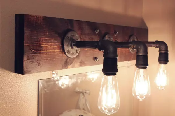 Како да направите осветлување во бањата во индустриски стил 6787_1