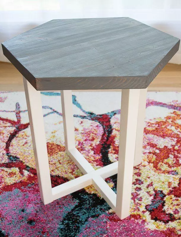 Une petite table hexagonale en bois naturel 6801_19