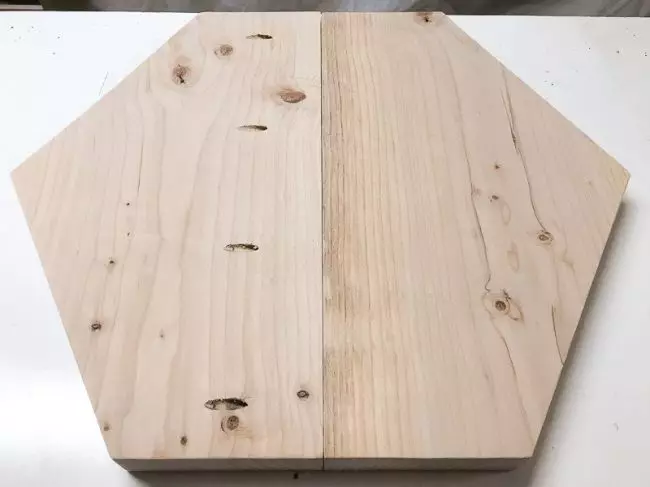Unha pequena mesa hexágono feita de madeira natural 6801_8