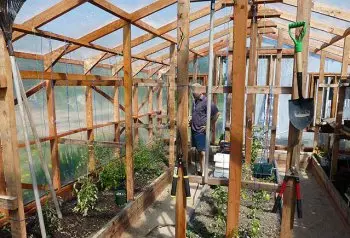 Giunsa paghimo ang usa ka greenhouse sa imong kaugalingon nga mga kamot