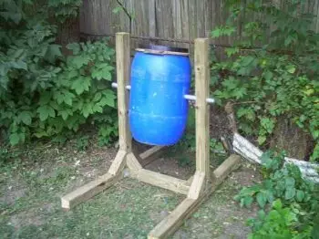 Slik installerer du en tank for hage kompost 7198_1