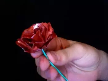 Ruže z hliníkových bánk 7206_1