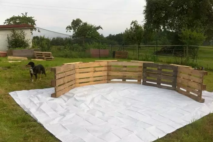 Com construir una piscina de palets de fusta simples: més barats i més pràctics no s'aconseguiran 7223_3