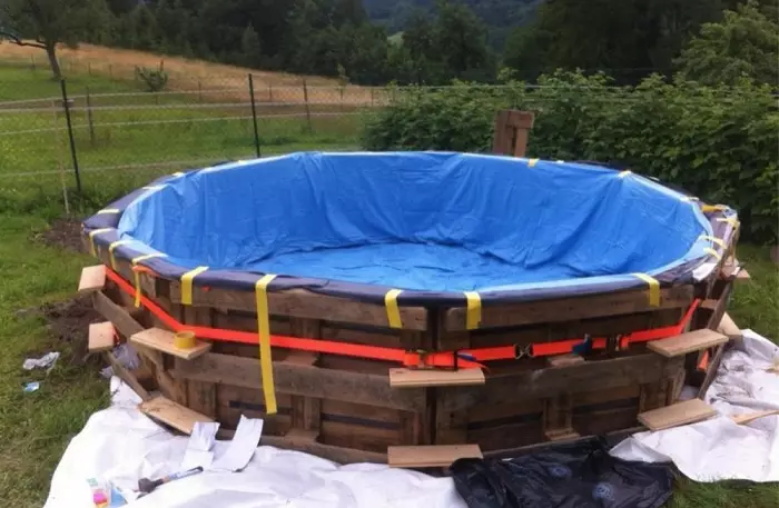 Cum de a construi o piscină de paleți de lemn simpli: mai ieftin și mai practic nu va veni cu 7223_6
