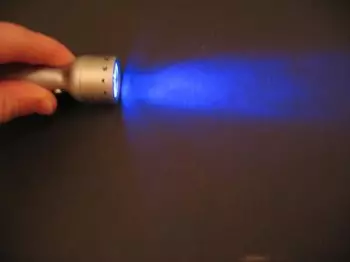 Een zaklantaarn blauw maken 7281_1