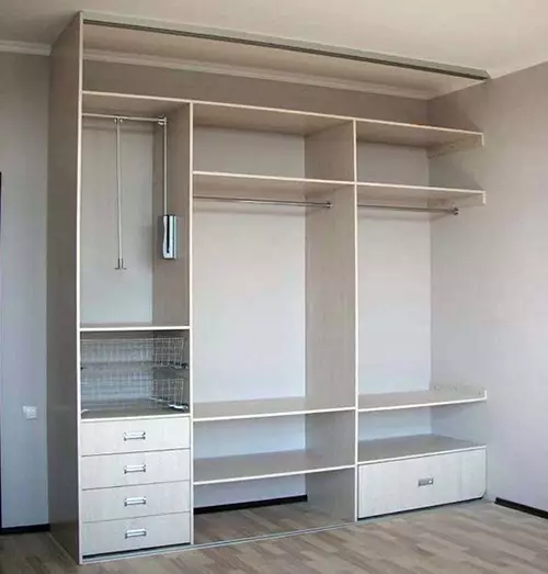 Вградена гардероба со свои раце: пресметка дизајн, празно, инсталација 7566_1